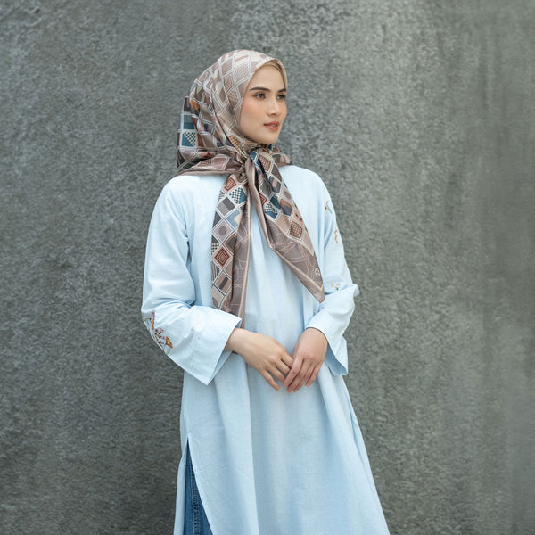 Hijab Motif Segi Empat Deenay Arisha Series – Deenay.id