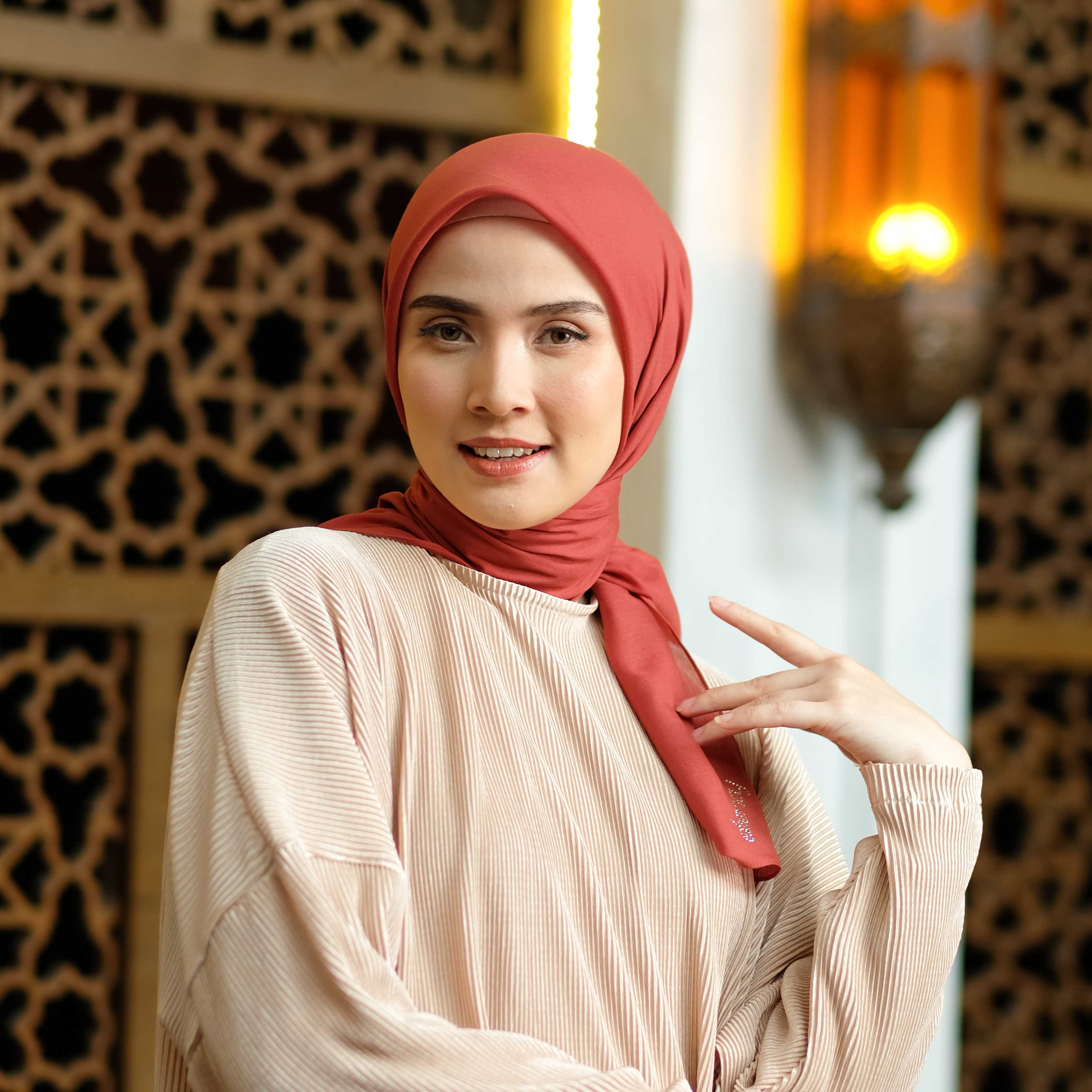 HIJAB DEENAY LIZA PLAIN MATTE GOLD VOAL SERIES VOL. 2 – Deenay.id