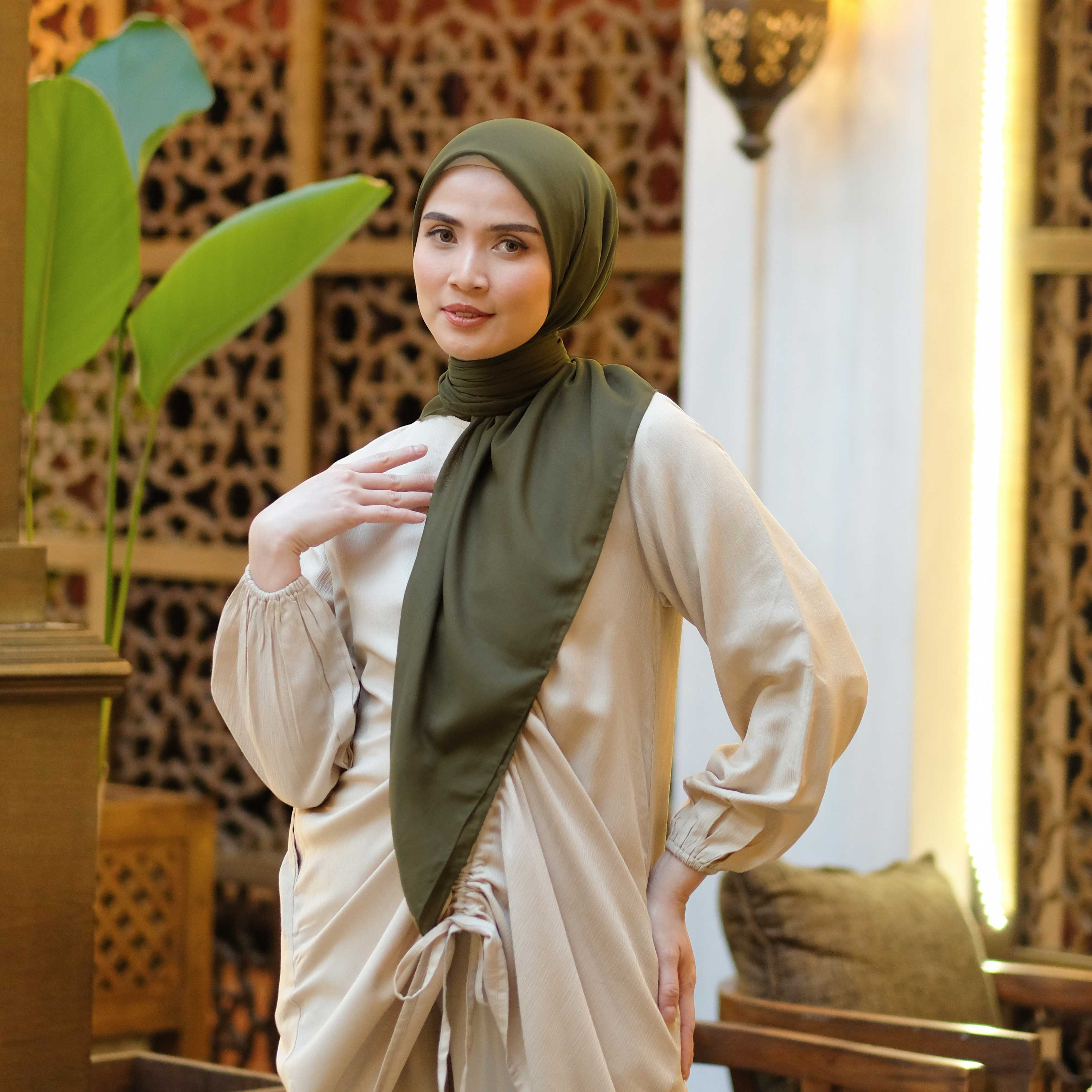 HIJAB DEENAY LIZA PLAIN MATTE GOLD VOAL SERIES VOL. 2 – Deenay.id