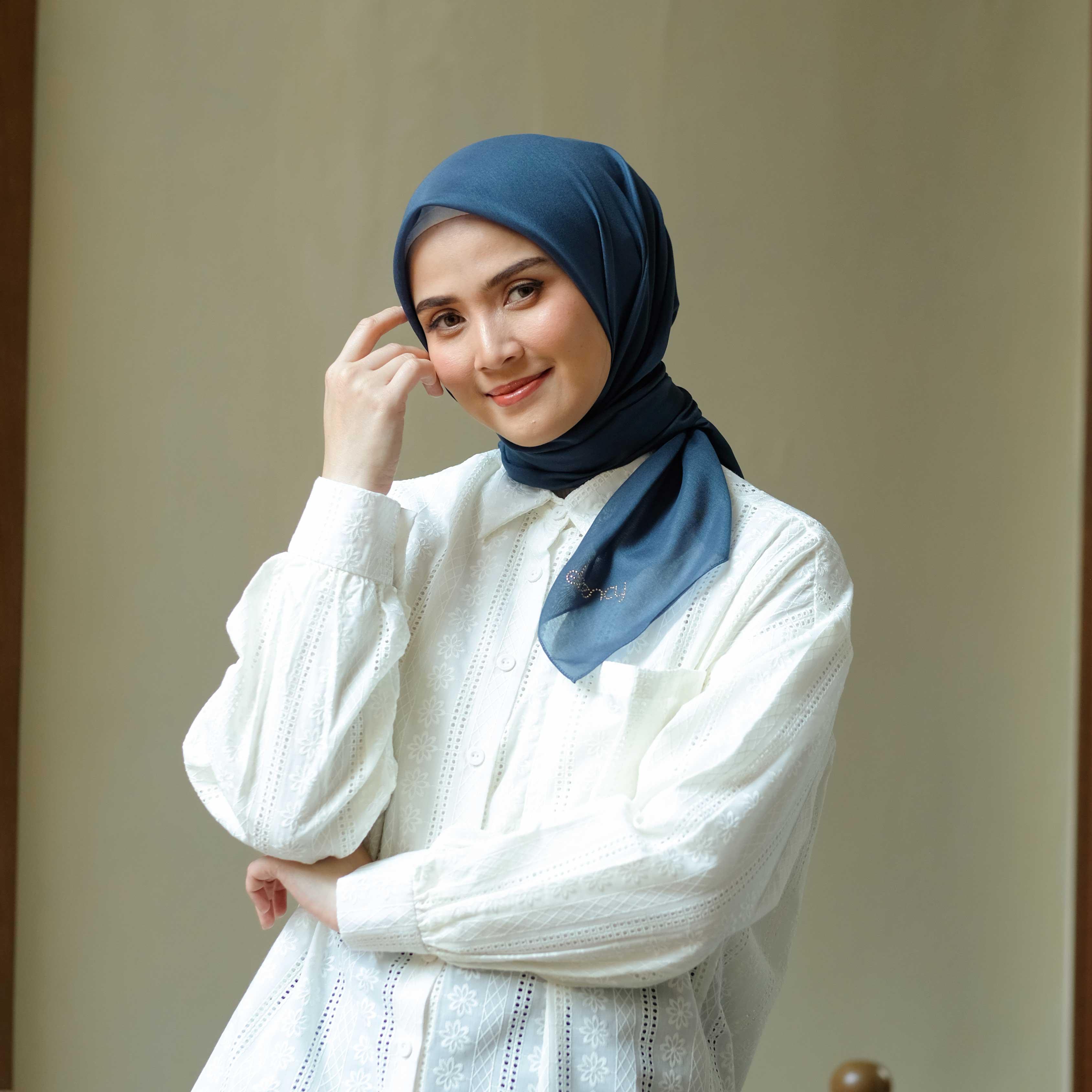 HIJAB DEENAY LIZA PLAIN MATTE GOLD VOAL SERIES VOL. 1 – Deenay.id