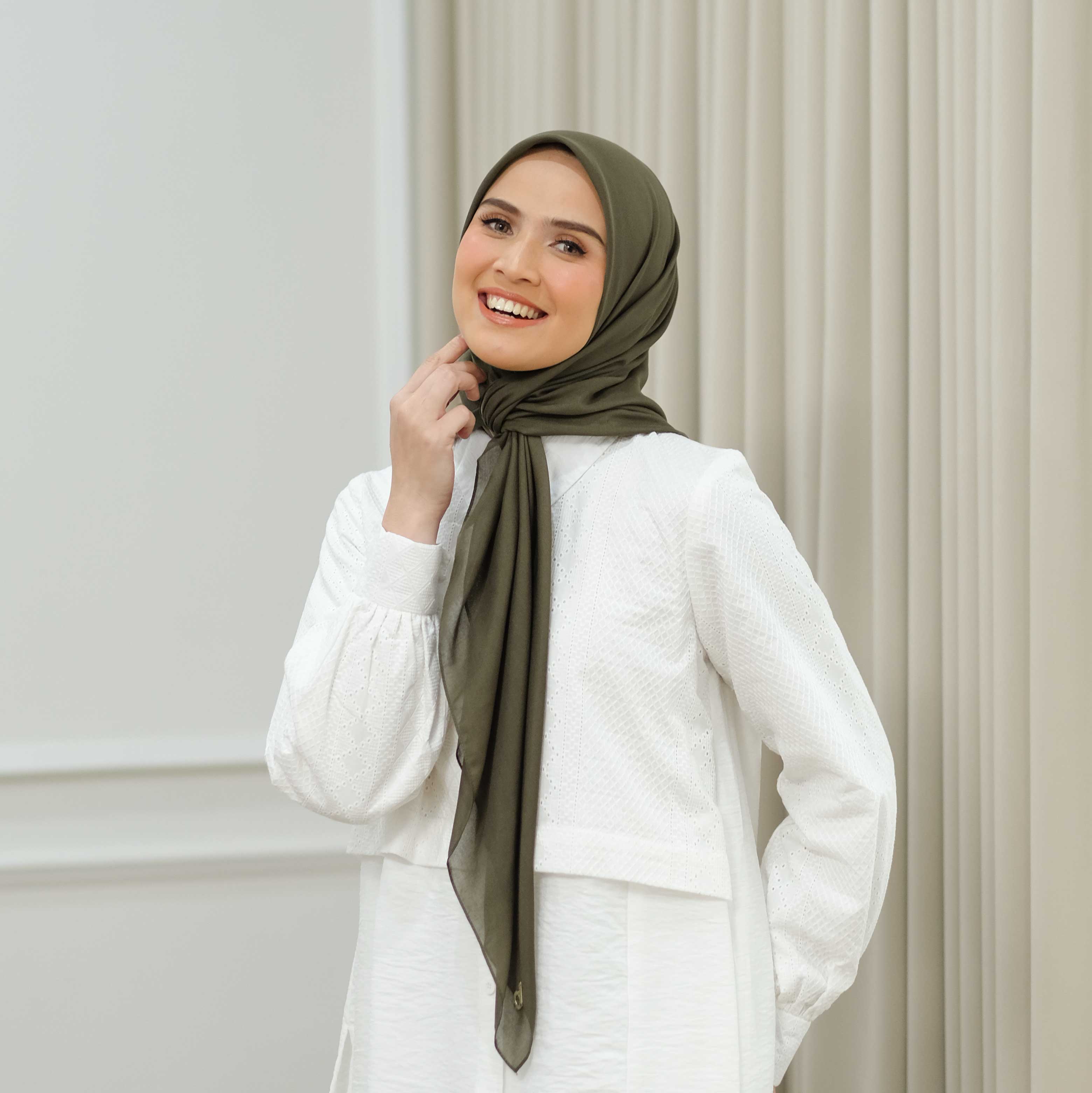HIJAB DEENAY LIZA PLAIN MATTE GOLD VOAL SERIES VOL. 2 – Deenay.id