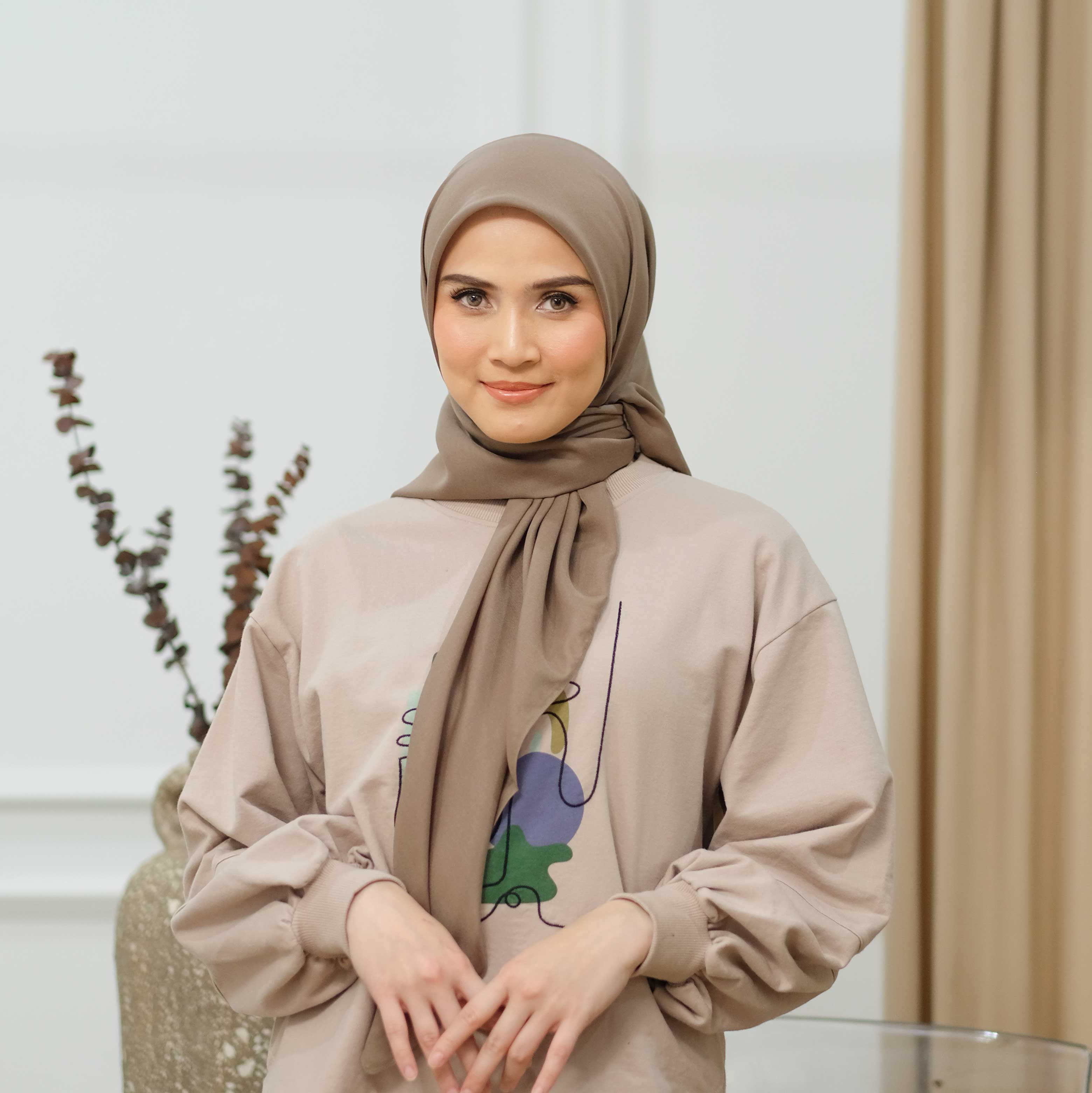 HIJAB DEENAY LIZA PLAIN MATTE GOLD VOAL SERIES VOL. 2 – Deenay.id