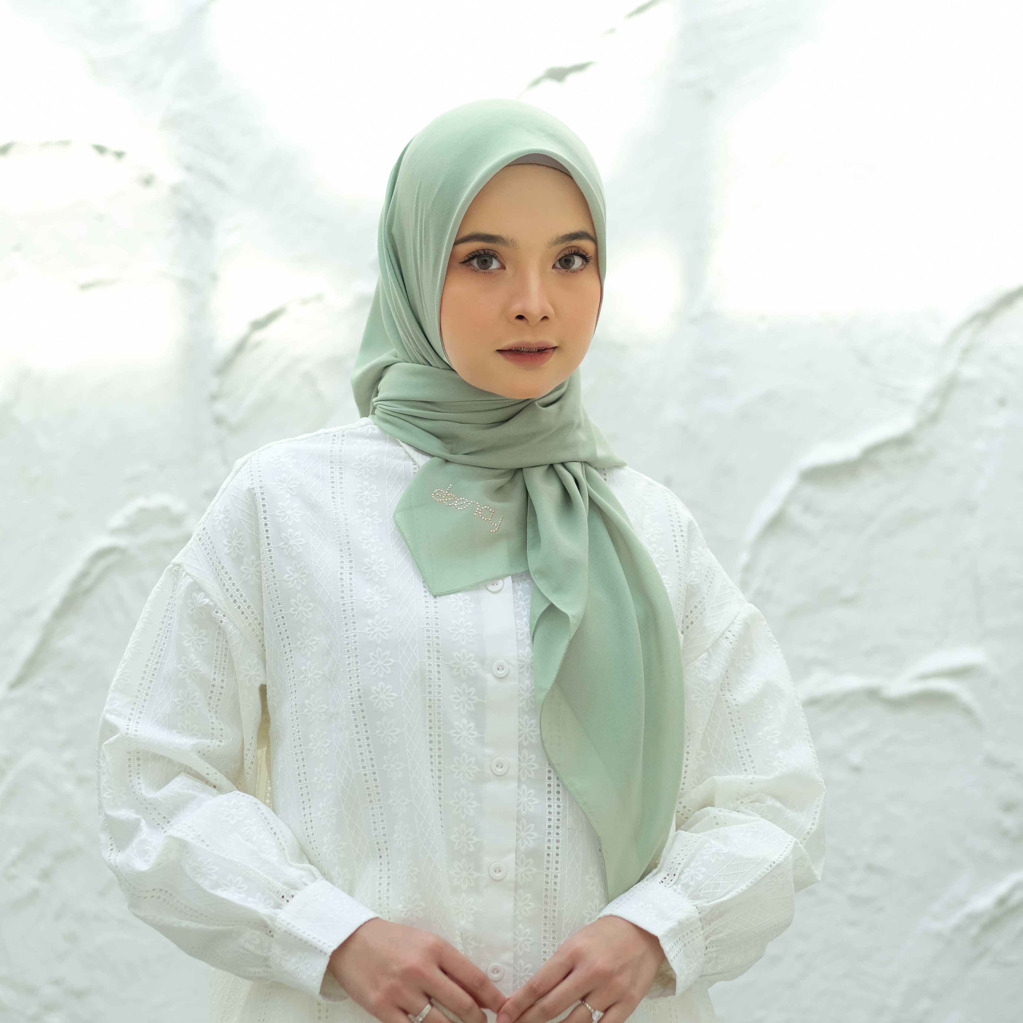 HIJAB DEENAY LIZA PLAIN MATTE GOLD VOAL SERIES VOL. 1 – Deenay.id