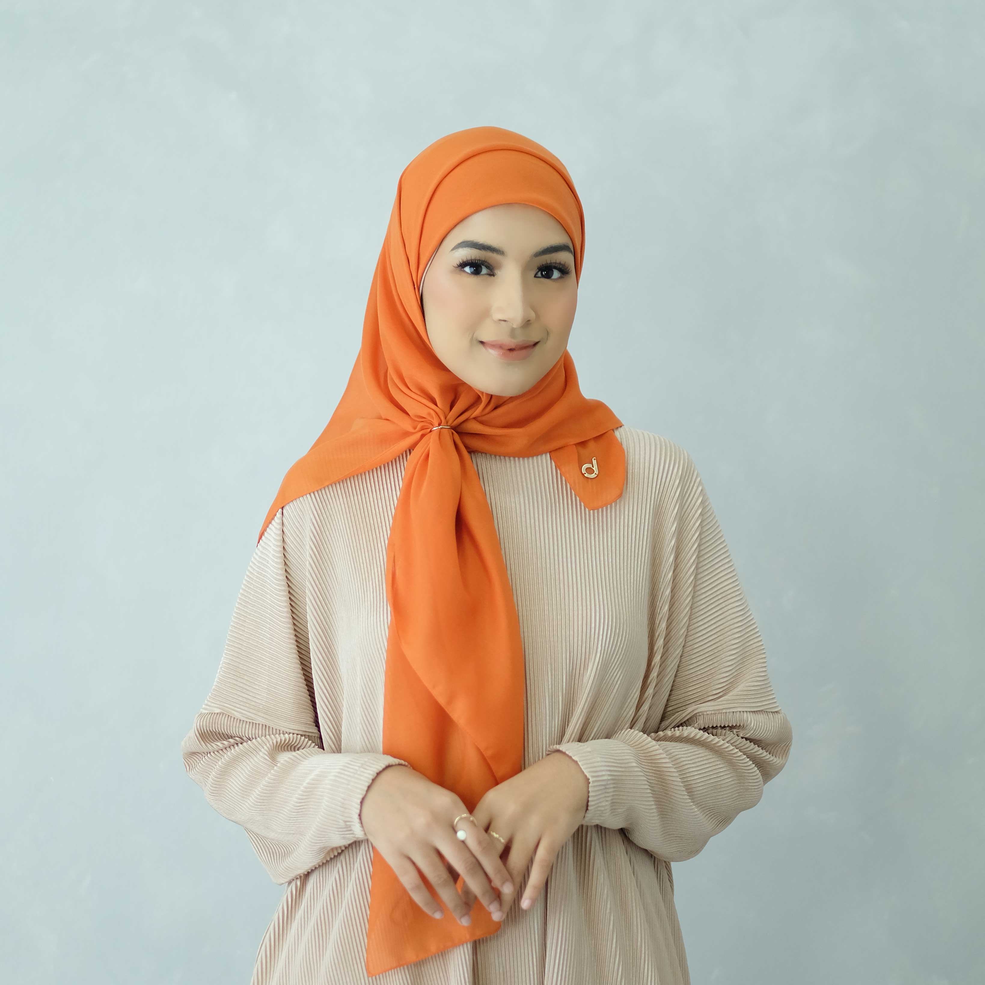 HIJAB DEENAY LIZA PLAIN MATTE GOLD VOAL SERIES VOL. 2 – Deenay.id